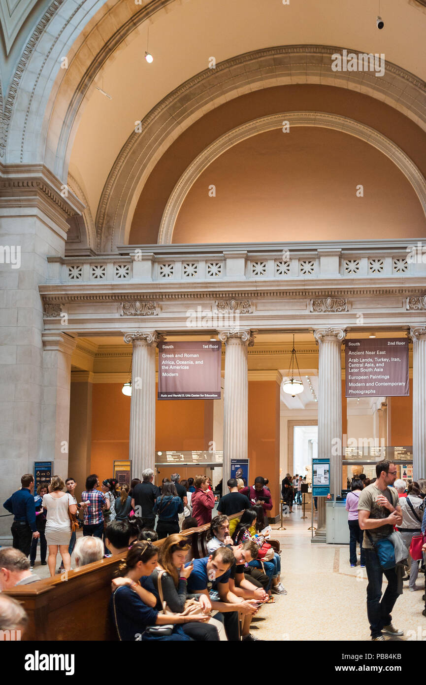 NEW YORK, USA - SEP 25, 2015: Entrance hall of the Metropolitan Museum ...