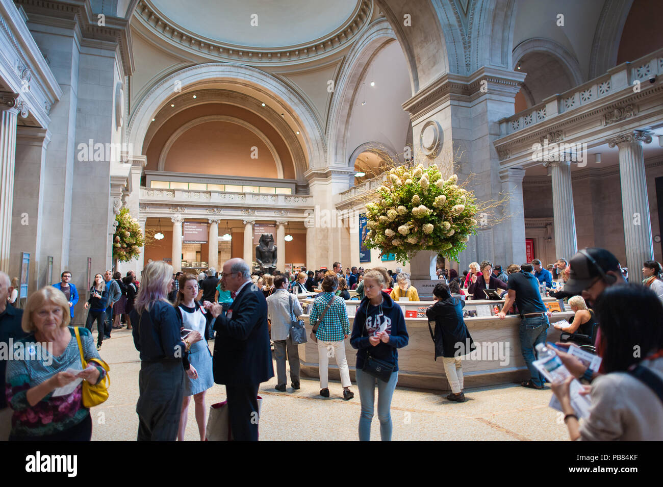 NEW YORK, USA - SEP 25, 2015: Entrance hall of the Metropolitan Museum ...
