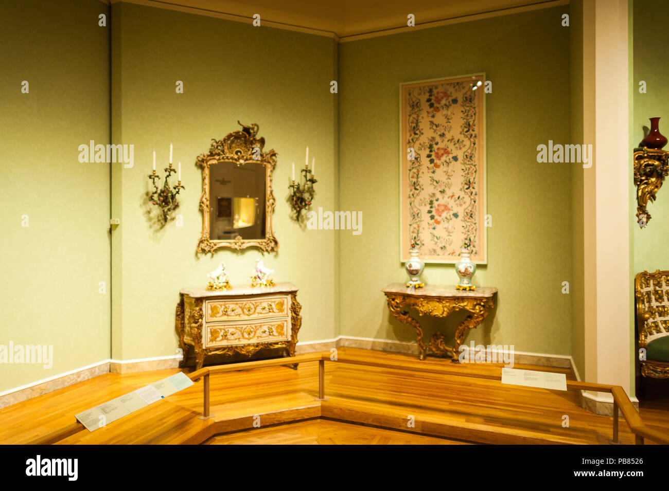 NEW YORK, USA - SEP 25, 2015: Interior of the Metropolitan Museum of ...