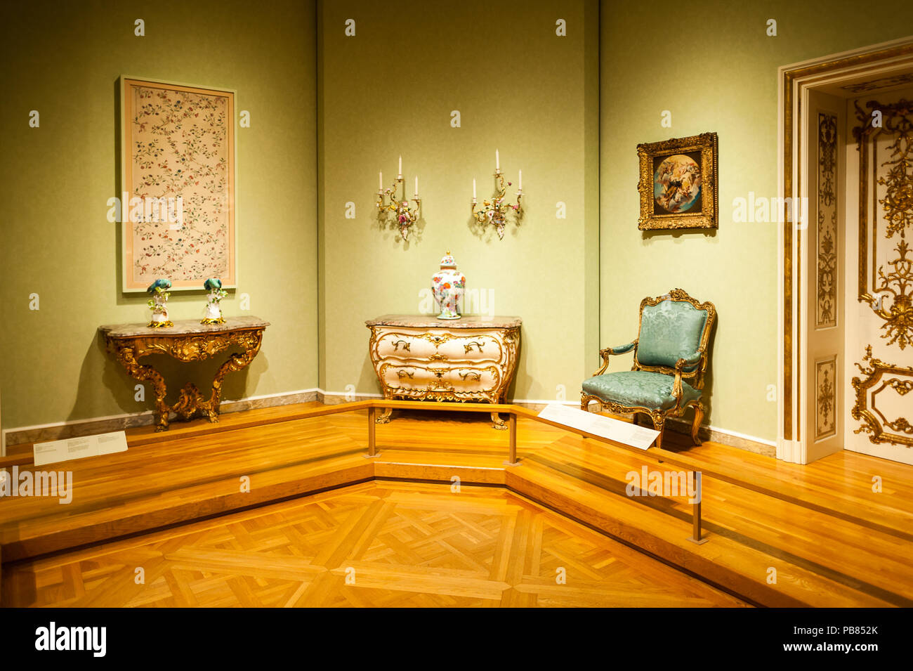 NEW YORK, USA - SEP 25, 2015: Interior of the Metropolitan Museum of ...