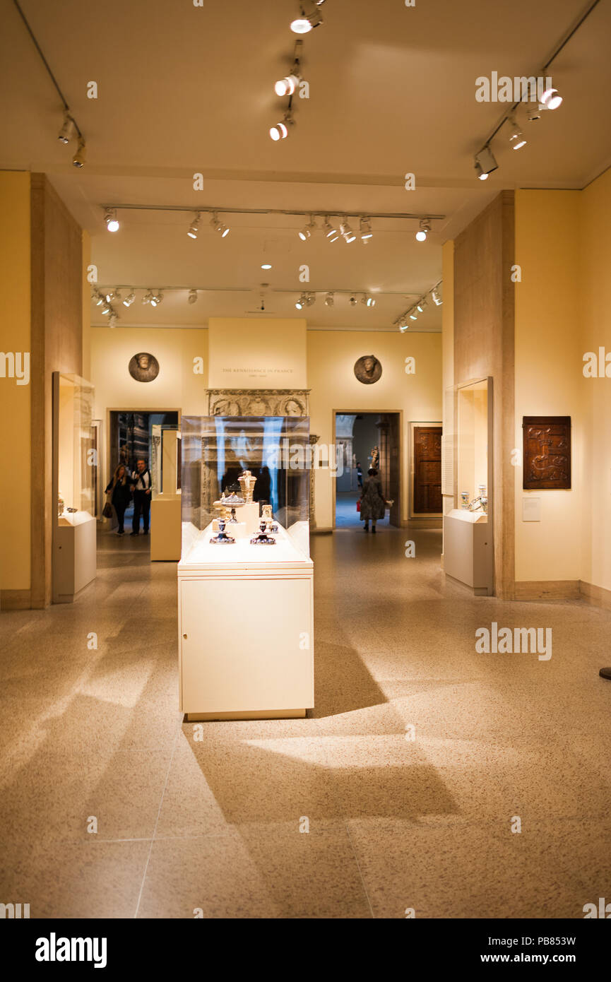 NEW YORK, USA - SEP 25, 2015: Interior of the Metropolitan Museum of ...