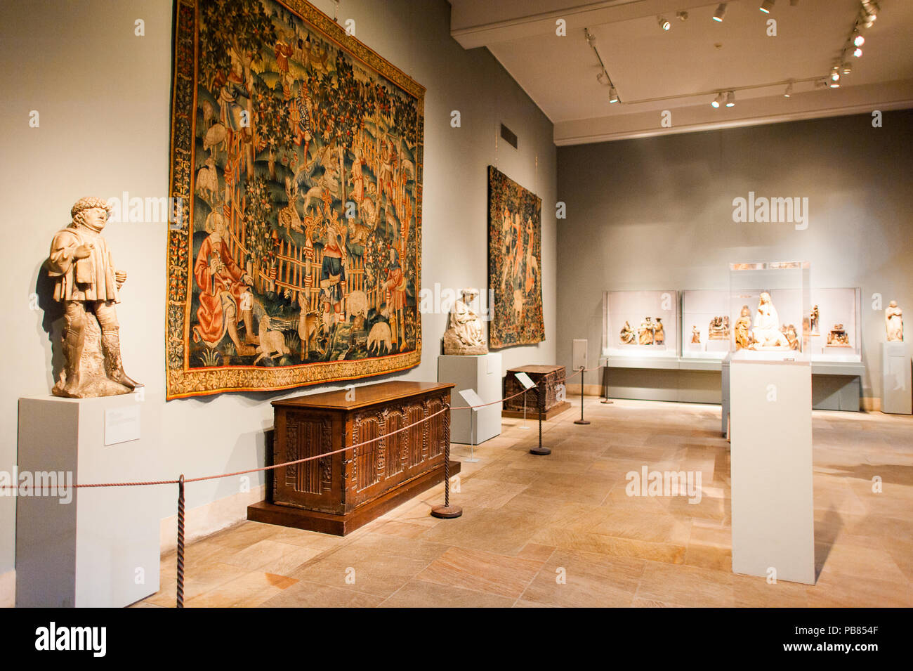 NEW YORK, USA - SEP 25, 2015: Interior of the Metropolitan Museum of ...