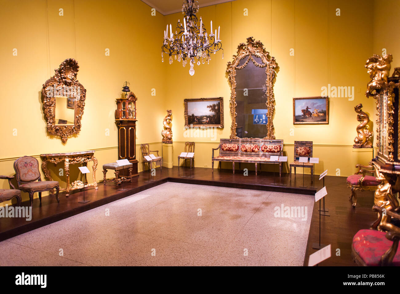 NEW YORK, USA - SEP 25, 2015: Interior of the Metropolitan Museum of ...