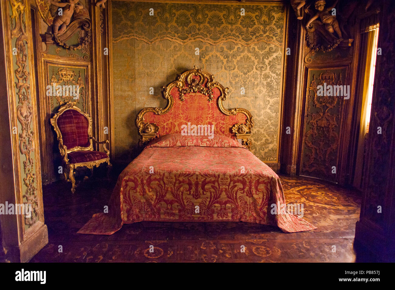 NEW YORK, USA - SEP 25, 2015: Interior of the Metropolitan Museum of ...