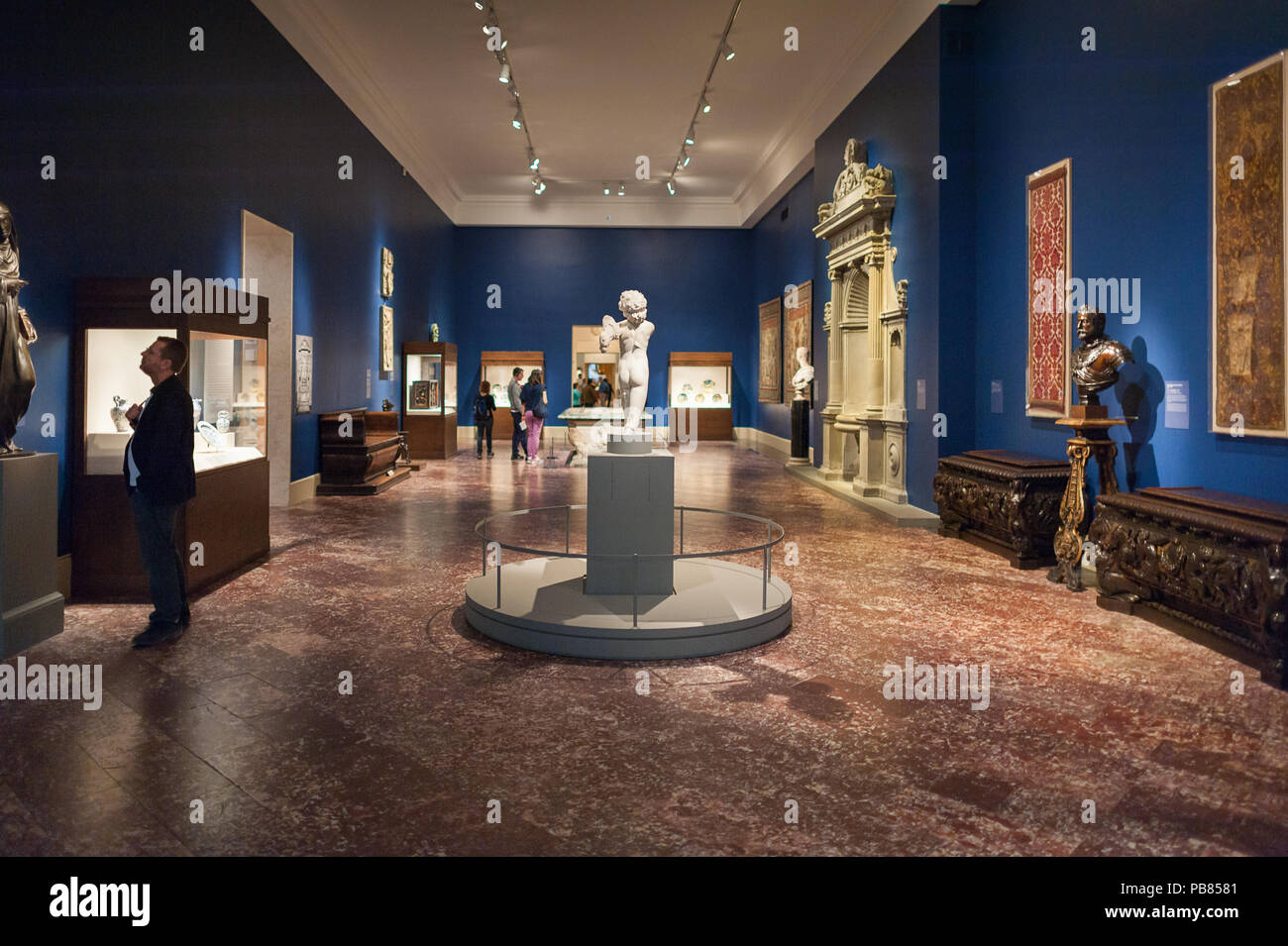 NEW YORK, USA - SEP 25, 2015: Interior of the Metropolitan Museum of ...
