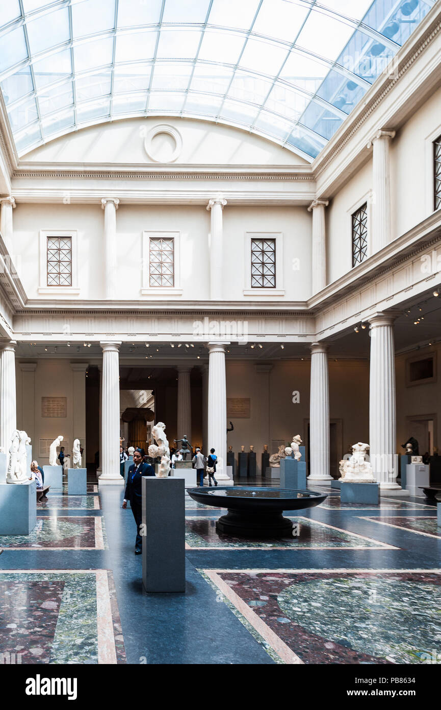 NEW YORK, USA - SEP 25, 2015: Interior of the Metropolitan Museum of ...