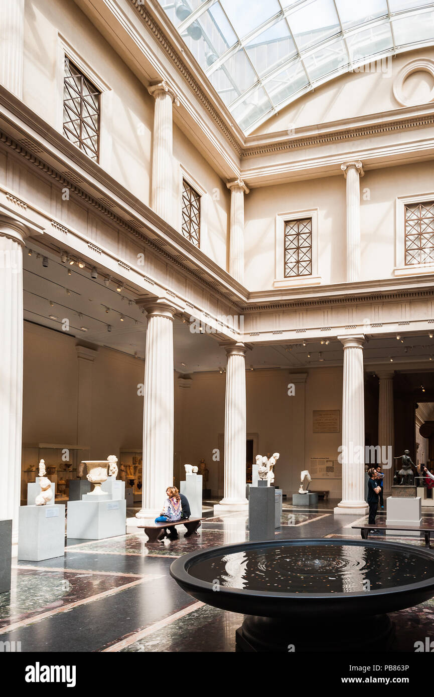 NEW YORK, USA - SEP 25, 2015: Interior of the Metropolitan Museum of ...