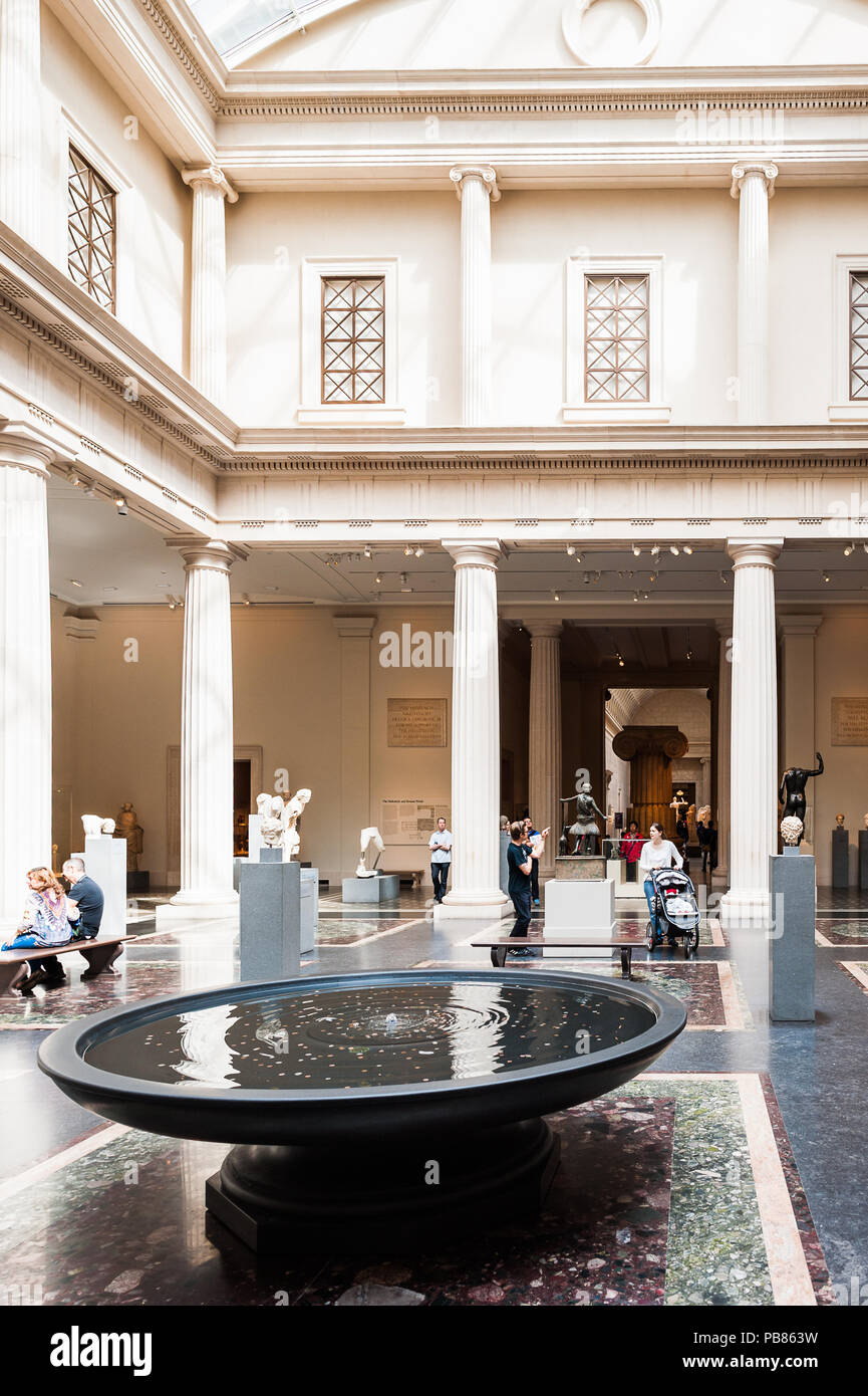 NEW YORK, USA - SEP 25, 2015: Interior of the Metropolitan Museum of ...
