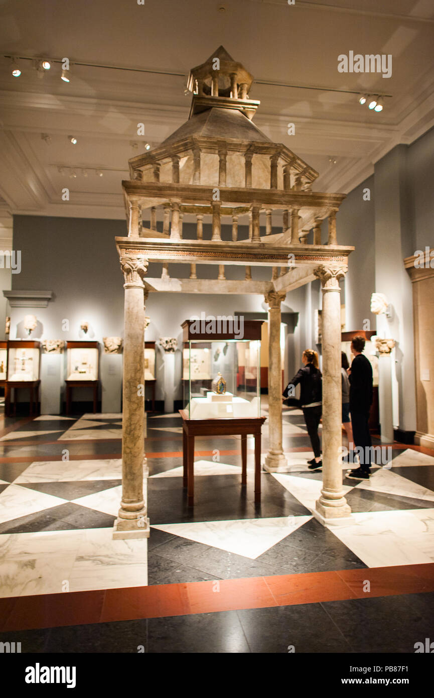 NEW YORK, USA - SEP 25, 2015: Interior of the Metropolitan Museum of ...