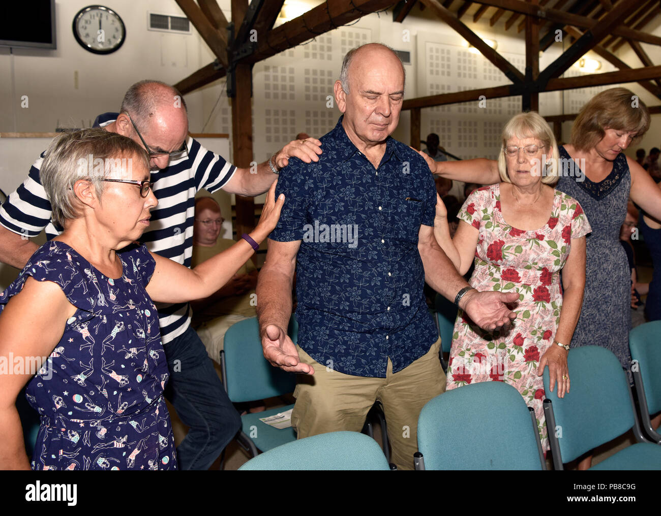 Congregation church standing hi-res stock photography and images - Alamy