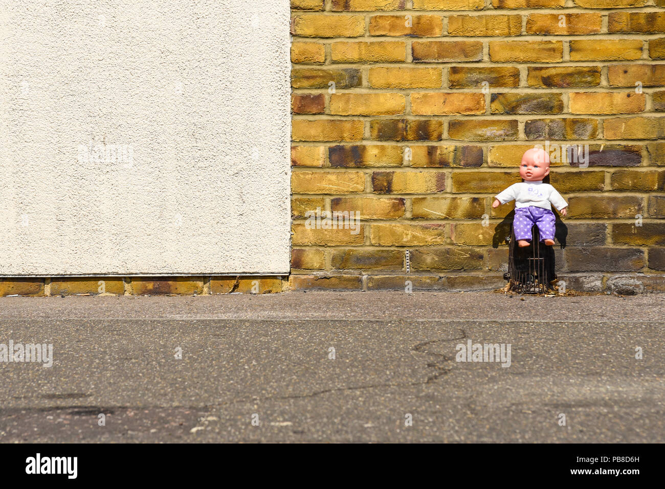 Kids sitting outside hi-res stock photography and images - Alamy