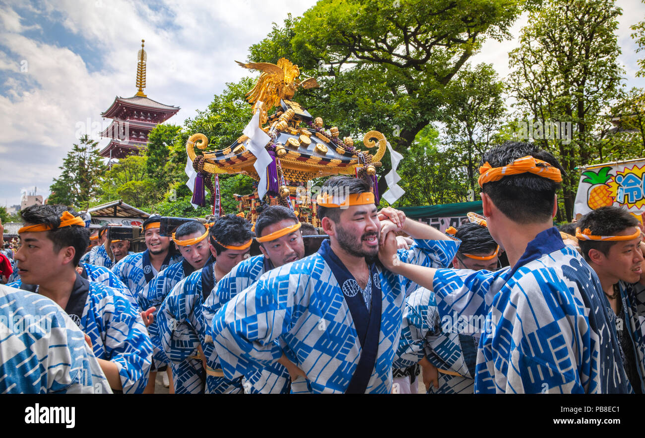Mikoshi parade hi-res stock photography and images - Alamy