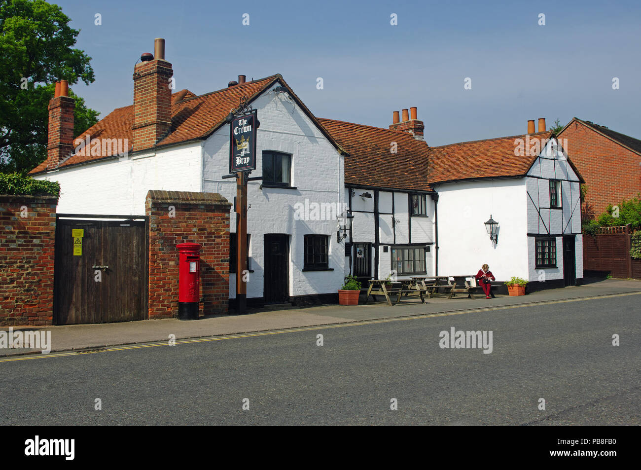 The crown pub, bray hi-res stock photography and images - Alamy