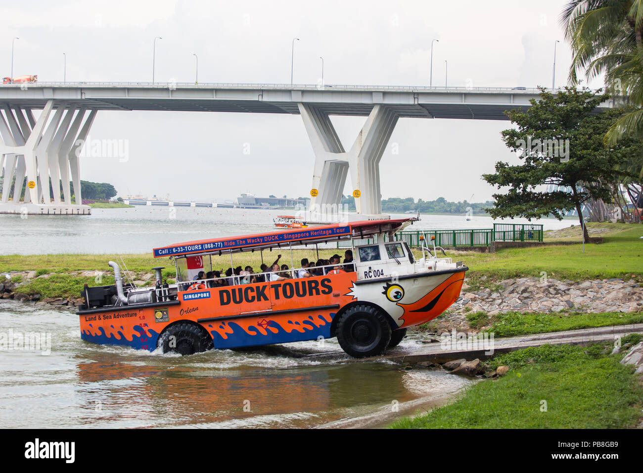 Duck tours in Singapore for the tourists who wish to explore the view ...