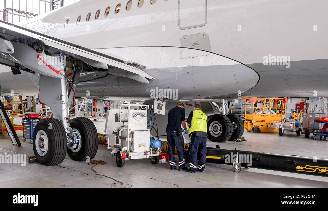Hamburg, Germany. 09th July, 2018. Two technicians work on the Airbus ...