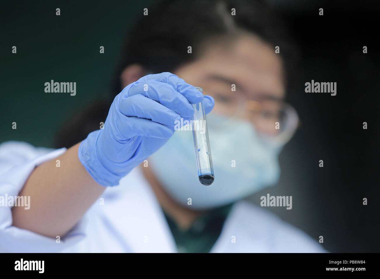 Cavite, Philippines. 27th July, 2018. A chemist from the Philippine ...