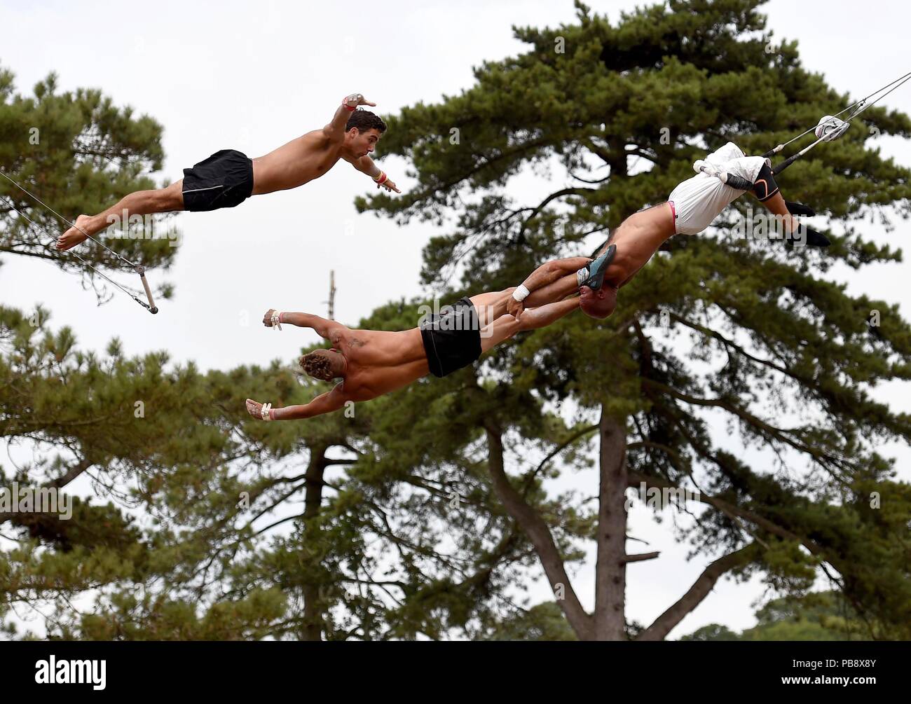 Trapeze artists hi-res stock photography and images - Alamy