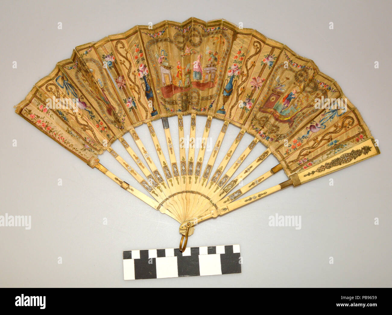 . English: Ivory fan with silk leaves with a brocade box. The fan is ...