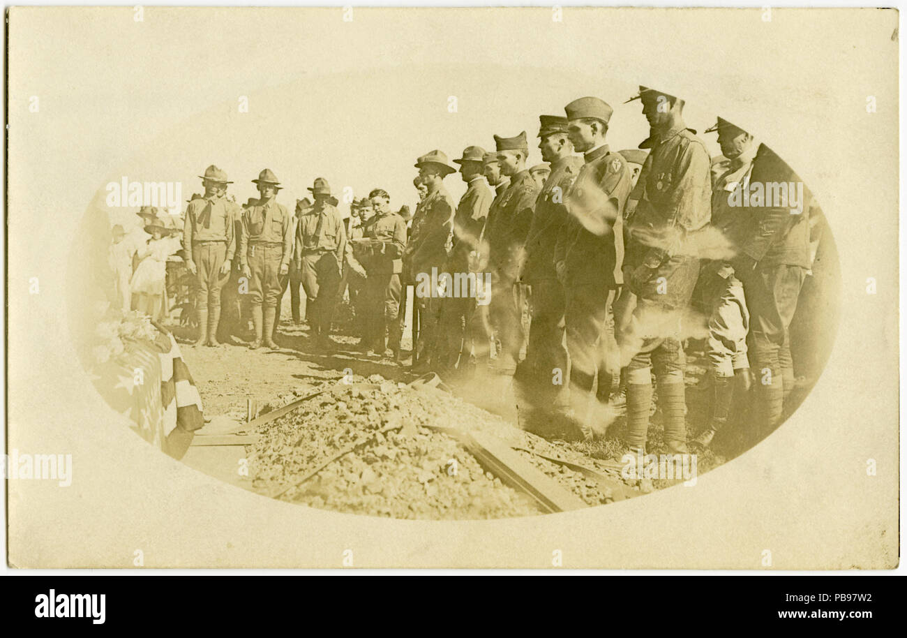 Soldiers military personnel gathering hi-res stock photography and ...