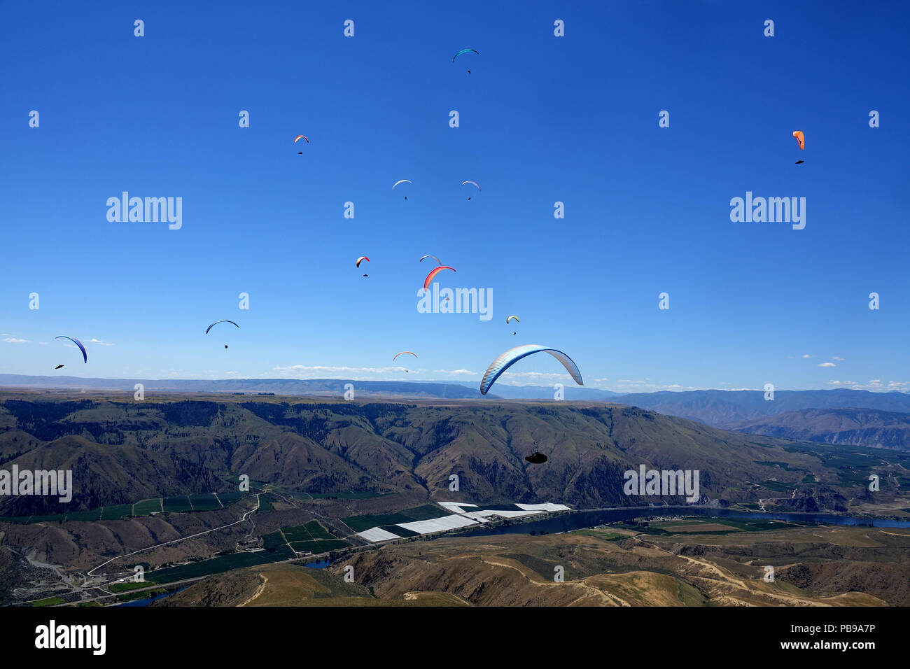 Fly, fly away... paraglider pilots launch in unison from Chelan Butte ...
