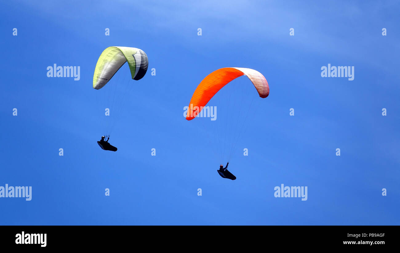 Fly, fly away... paraglider pilots launch in unison from Chelan Butte ...