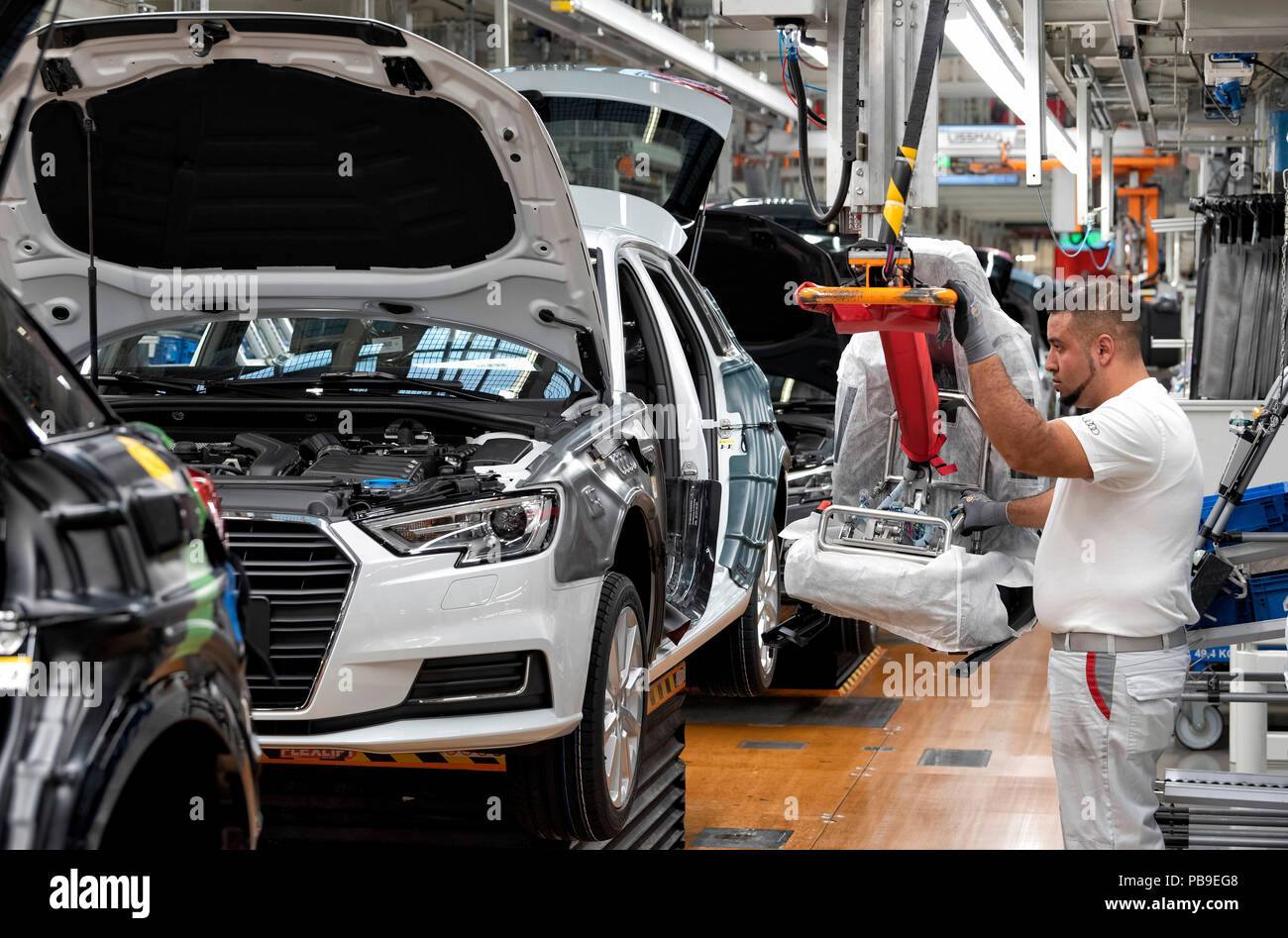 Installation of the front seats on the assembly line of the Audi A3 at ...