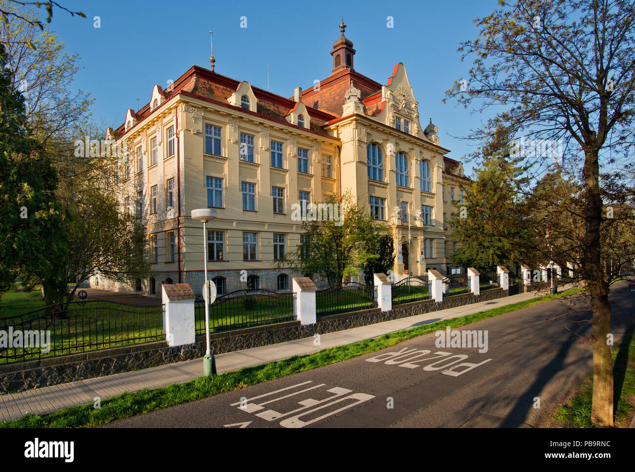 Comprehensive school building hi-res stock photography and images - Alamy