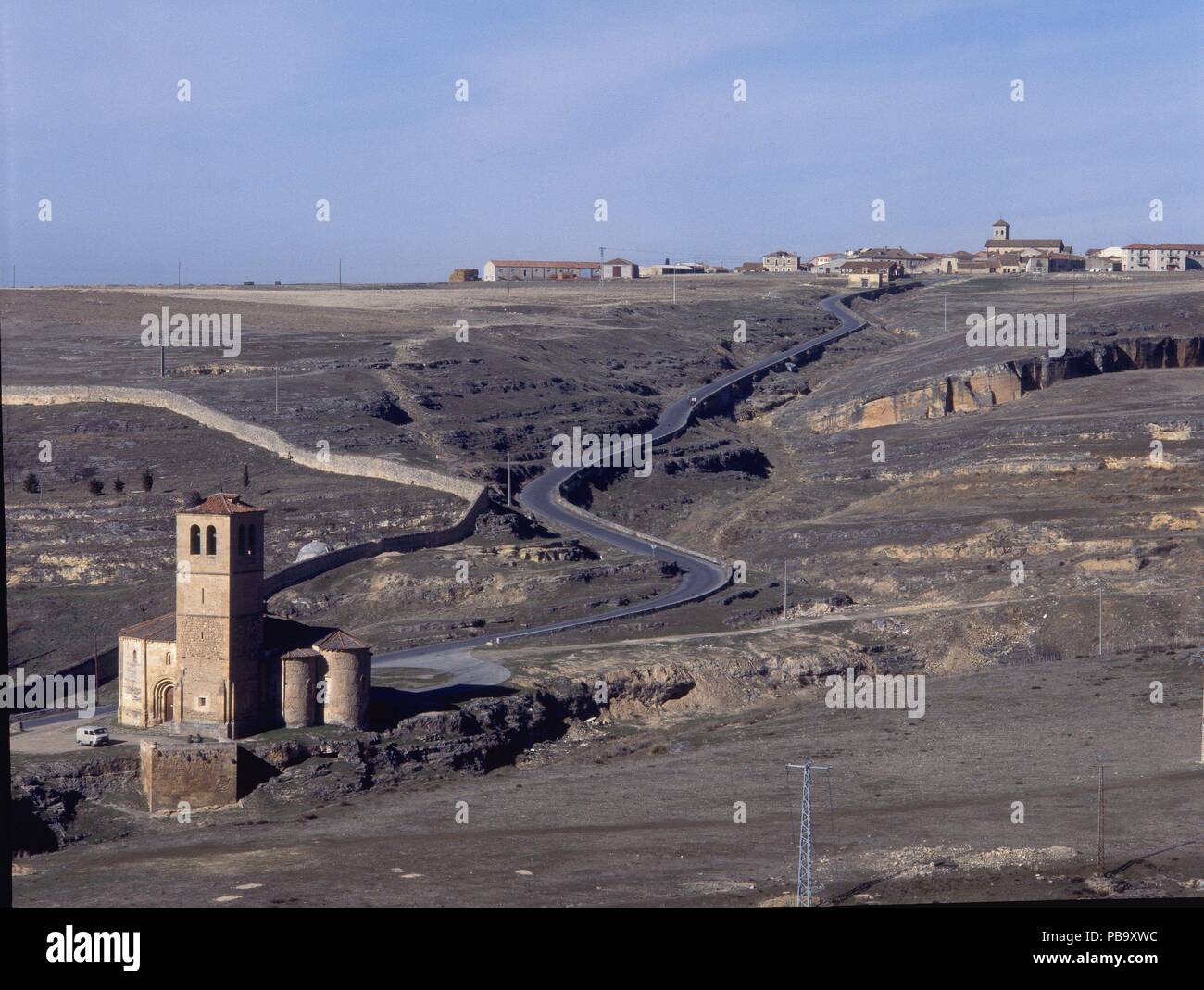 LA VERA CRUZ Y DETRAS EL PUEBLO DE ZAMARRAMALA. Location: IGLESIA DE LA ...