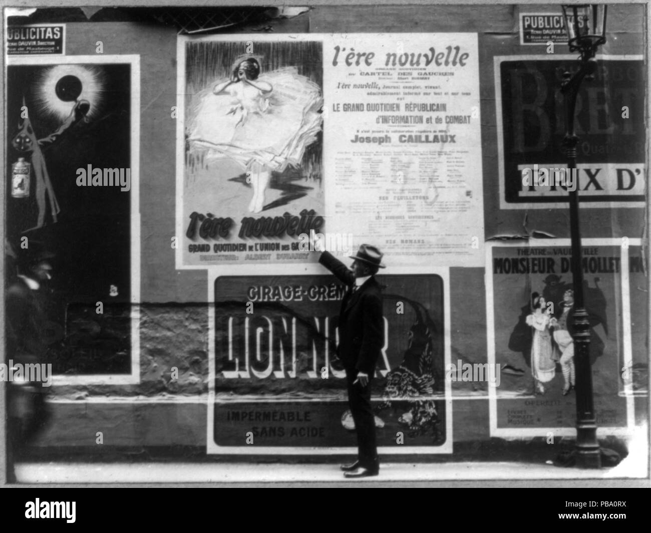 Paris commercial Black and White Stock Photos & Images - Alamy
