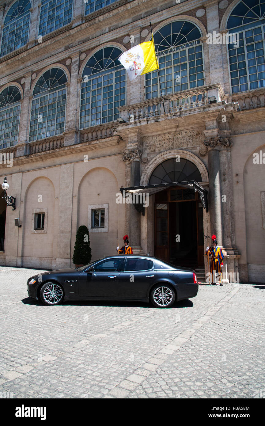 Emmanuel macron car hi-res stock photography and images - Alamy