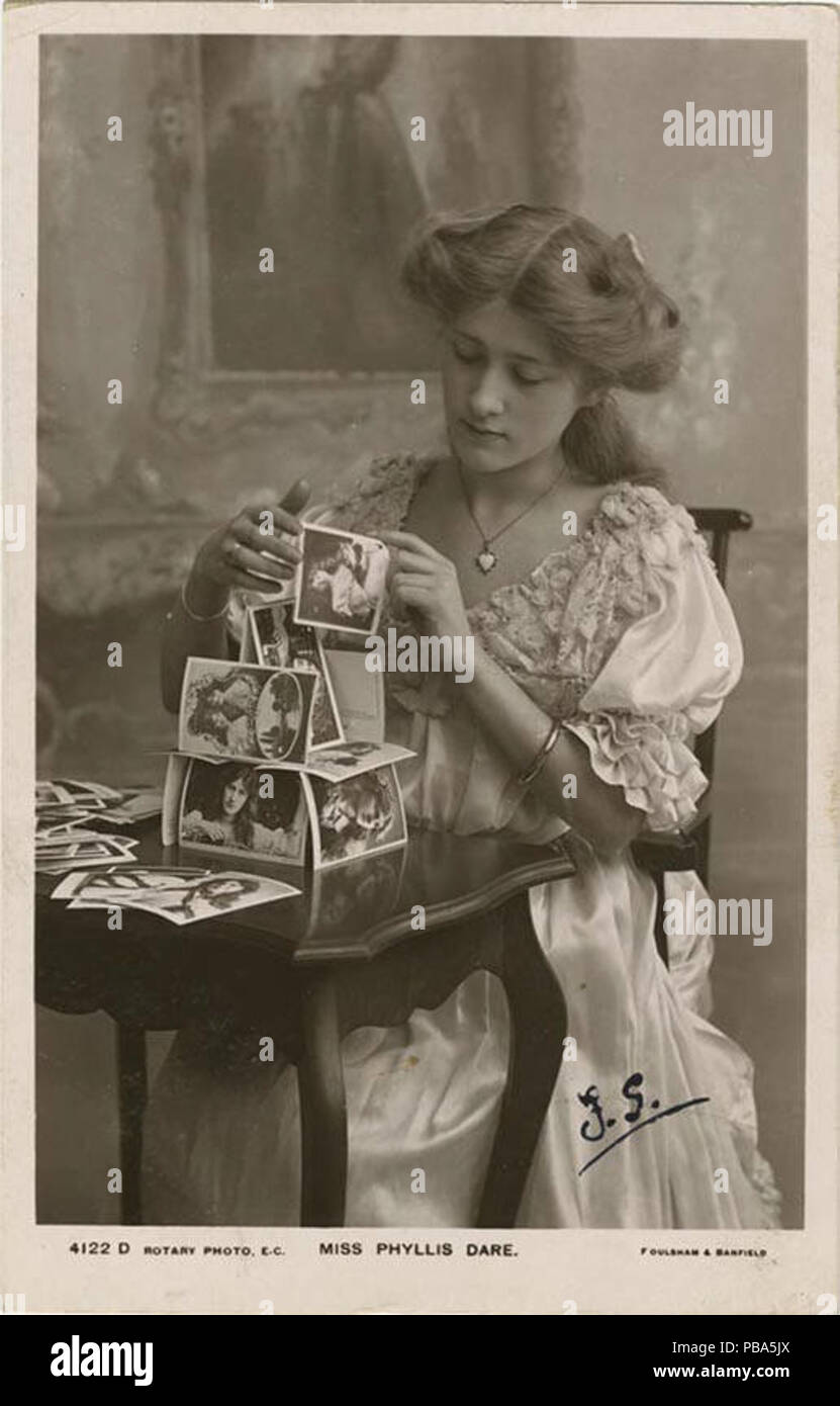 Actress postcards hi-res stock photography and images - Alamy