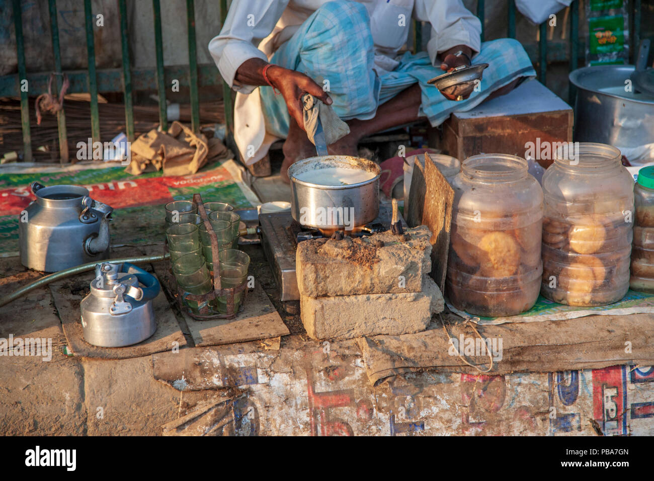 A street Chai Walla making Chai, Delhi, India Stock Photo - Alamy