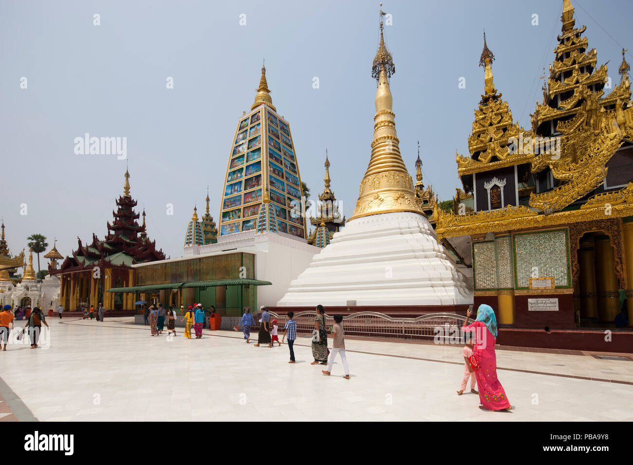 Devotees inside the golden temple hi-res stock photography and images ...