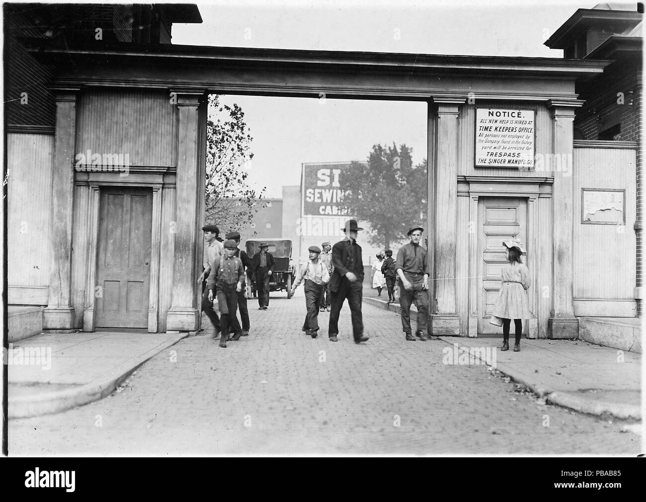 Singer sewing machine industrial hi-res stock photography and images ...