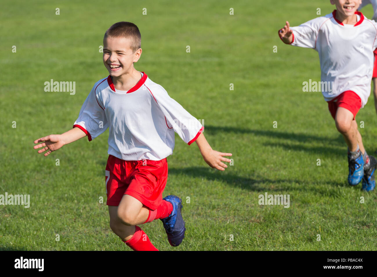Kids football match hi-res stock photography and images - Alamy