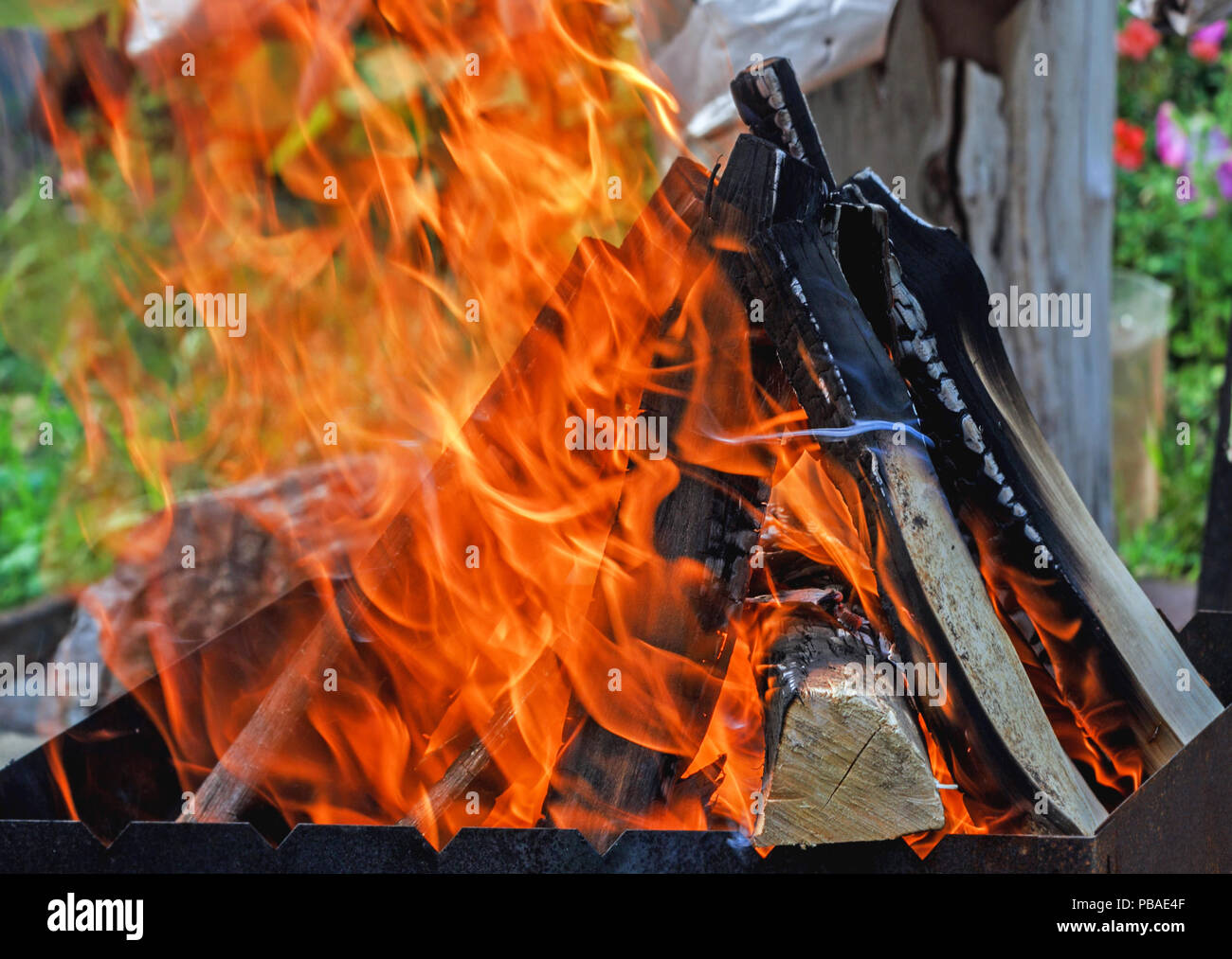 Real log fire hi-res stock photography and images - Alamy