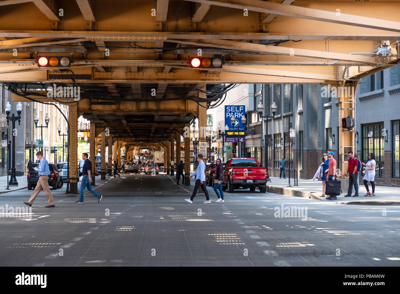 Downtown Chicago street Stock Photo - Alamy