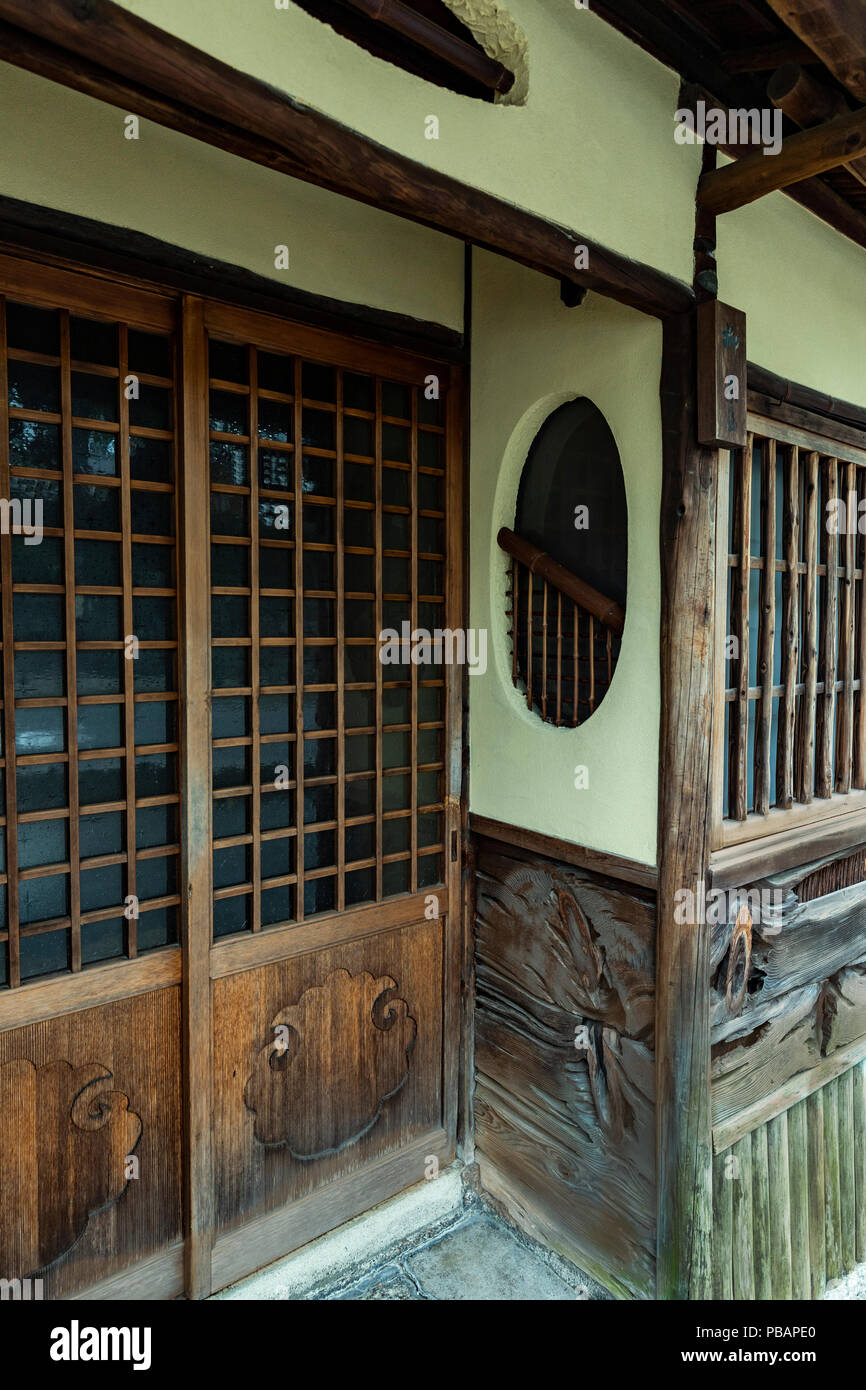 Japanese round window hi-res stock photography and images - Alamy