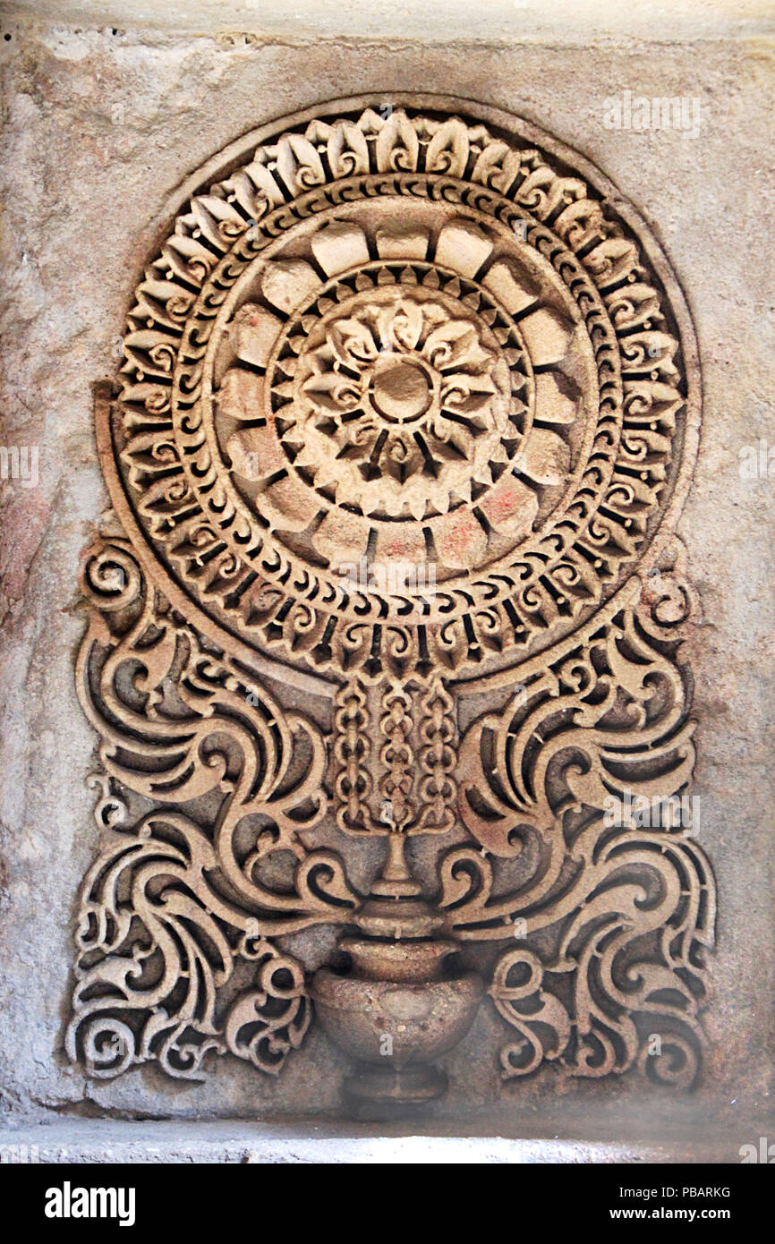 Beautifully etched geometrical pattern in mortar at Adalaj Step Well in ...