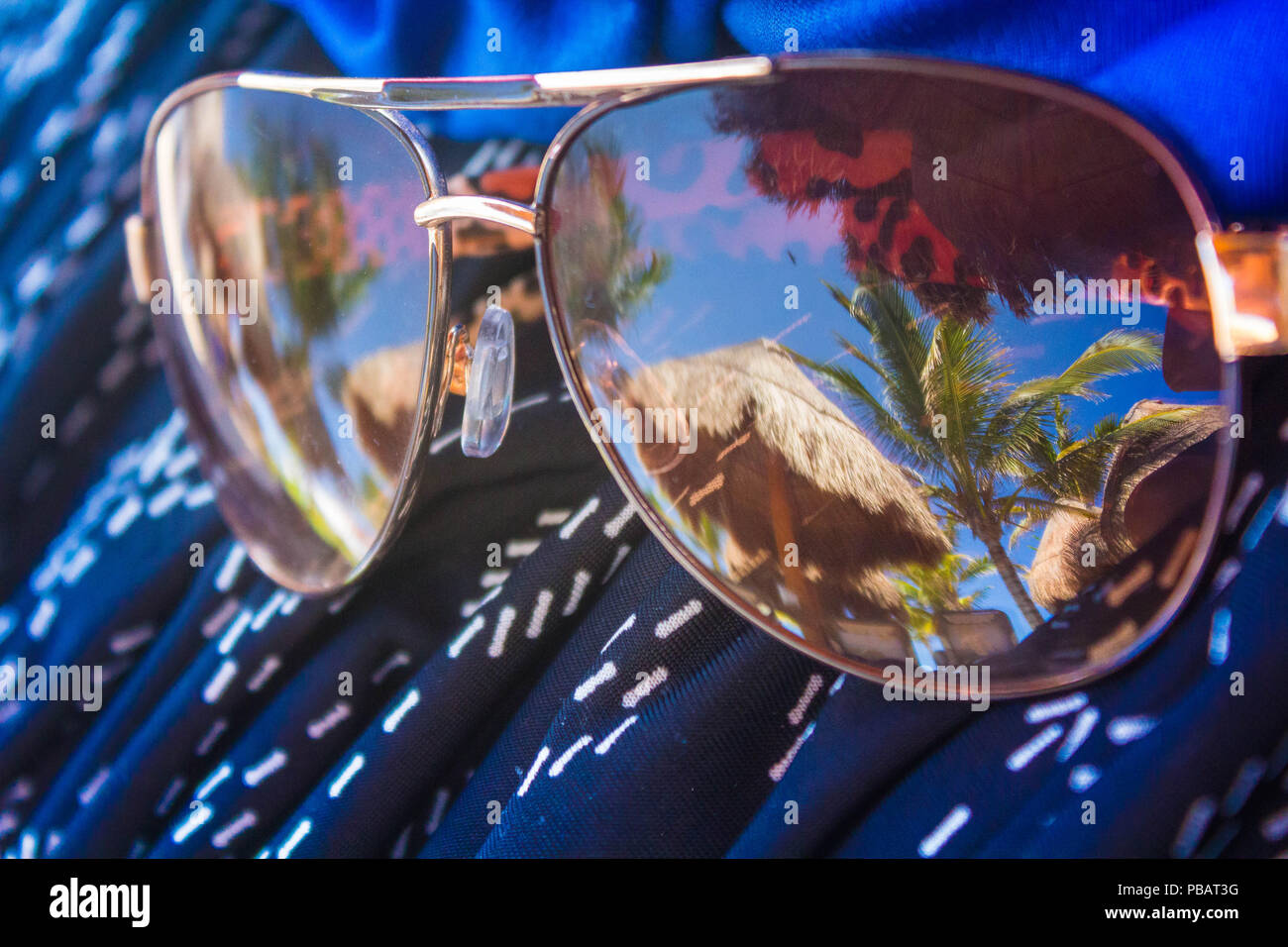 Tropical sunglasses reflection Stock Photo - Alamy