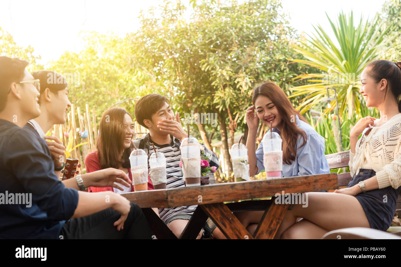 Friends hang hi-res stock photography and images - Alamy