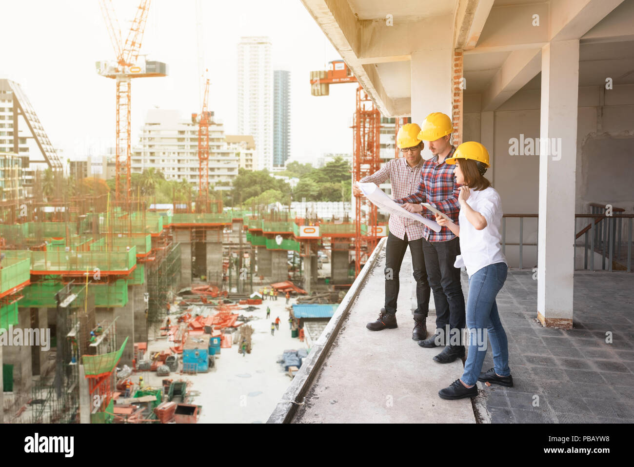 Engineers working together hi-res stock photography and images - Alamy