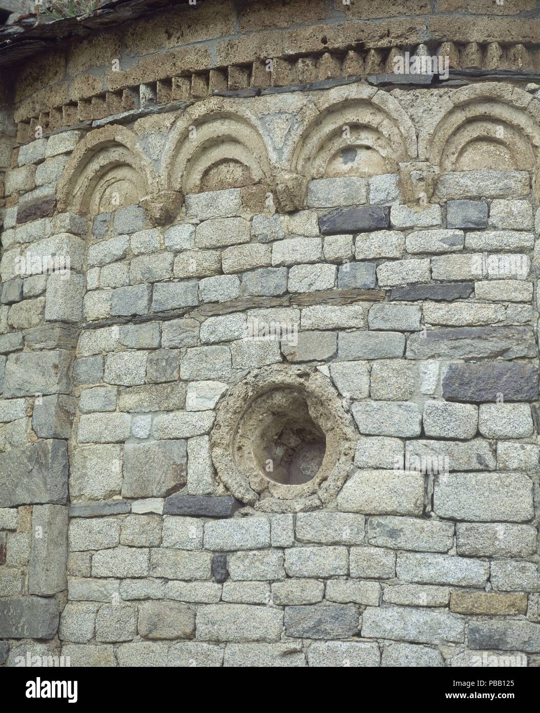 EXTERIOR - ABSIDIOLO DE LA IGLESIA DE SAN CLEMENTE DE TAULL - SIGLO XIV ...