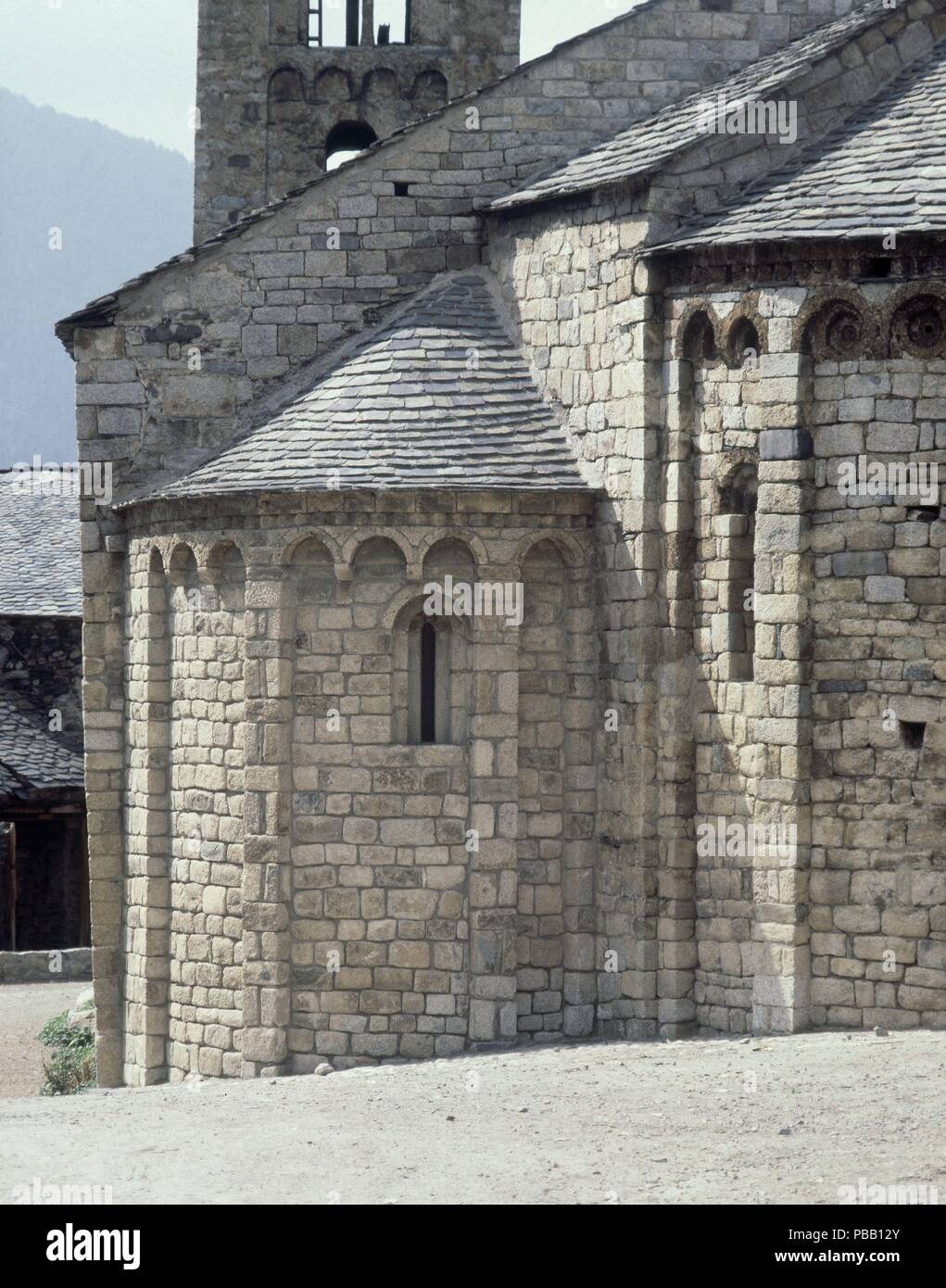 ABSIDE DE LA IGLESIA DE SANTA MARIA DE TAULL - SIGLO XII - ROMANICO ...