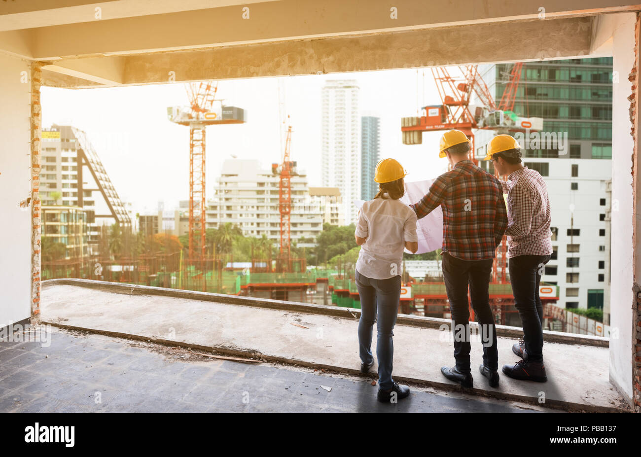Engineers working together hi-res stock photography and images - Alamy