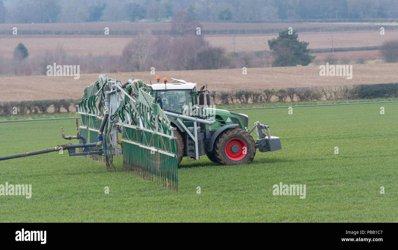Spreading slurry with an umbilical system on a Fendt 828 tractor, to ...