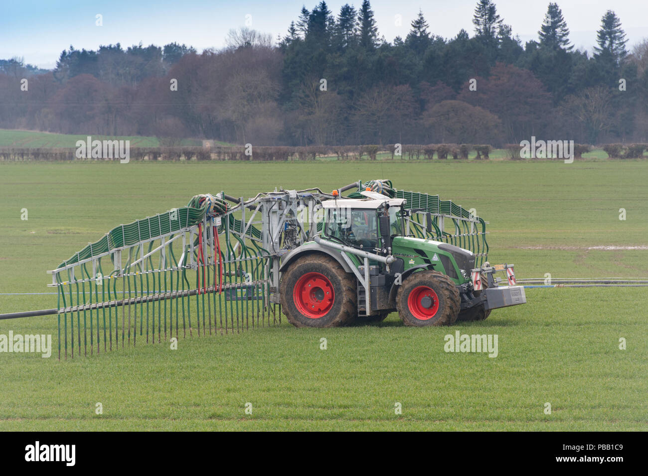 Spreading slurry with an umbilical system on a Fendt 828 tractor, to ...
