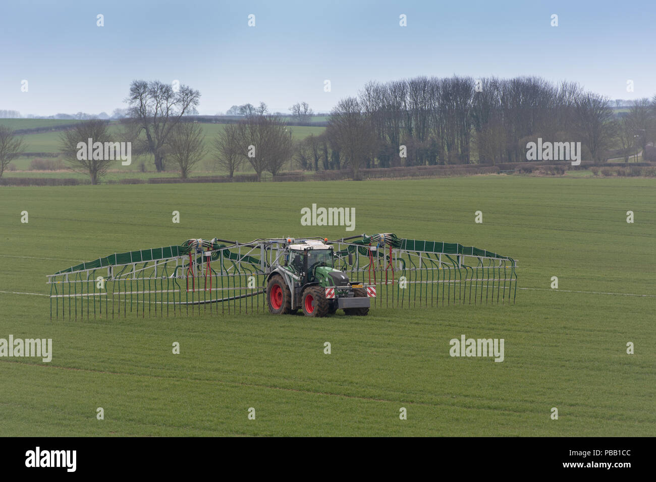 Spreading slurry with an umbilical system on a Fendt 828 tractor, to ...