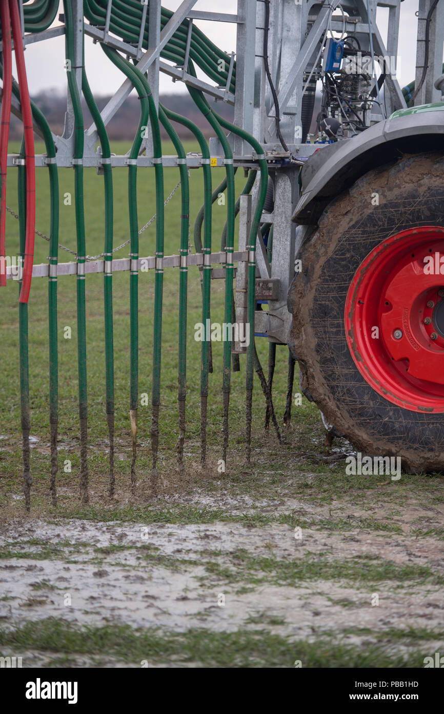 Spreading slurry with an umbilical system on a Fendt 828 tractor, to ...