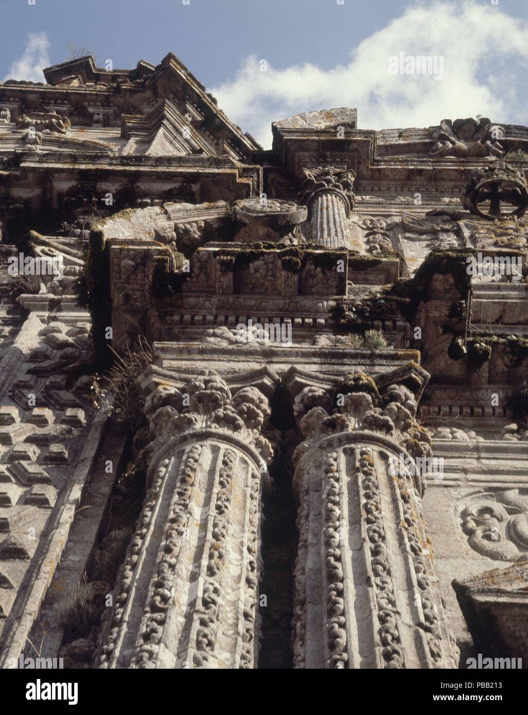 DETALLE DE LA FACHADA DE LA IGLESIA. Location: MONASTERIO DE SOBRADO DE ...